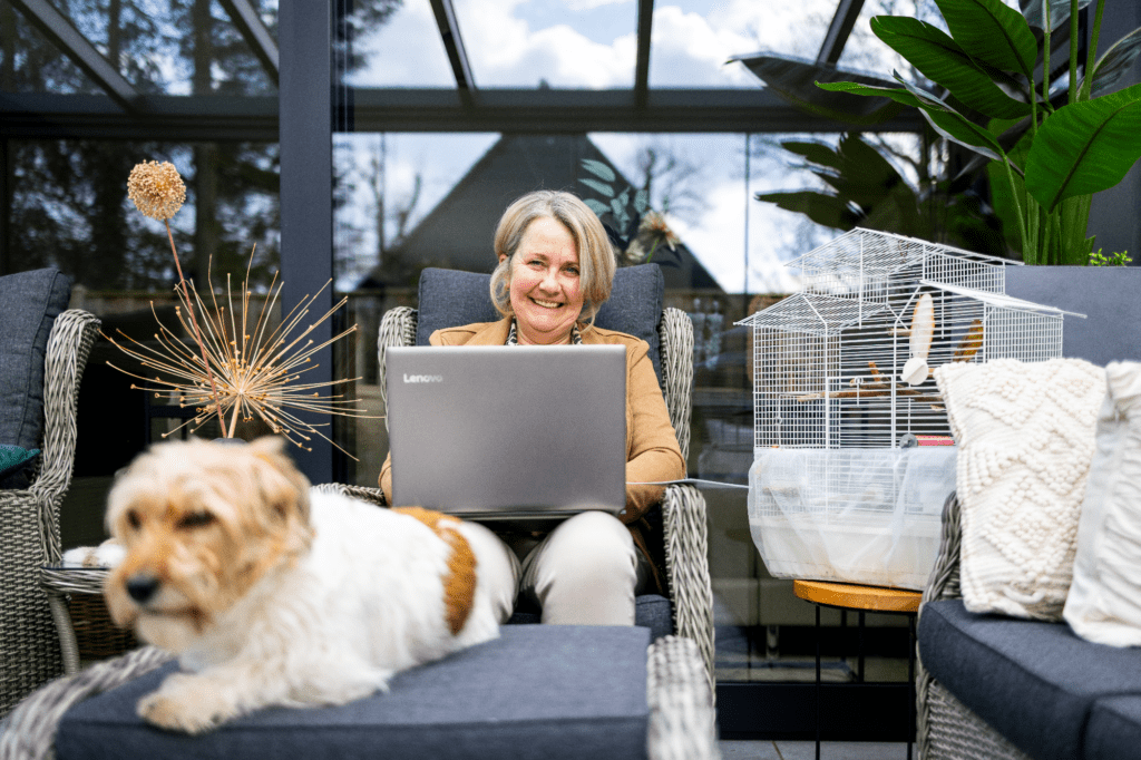 Jeanette schrijft graag naar haar sponsorkind - Red een Kind