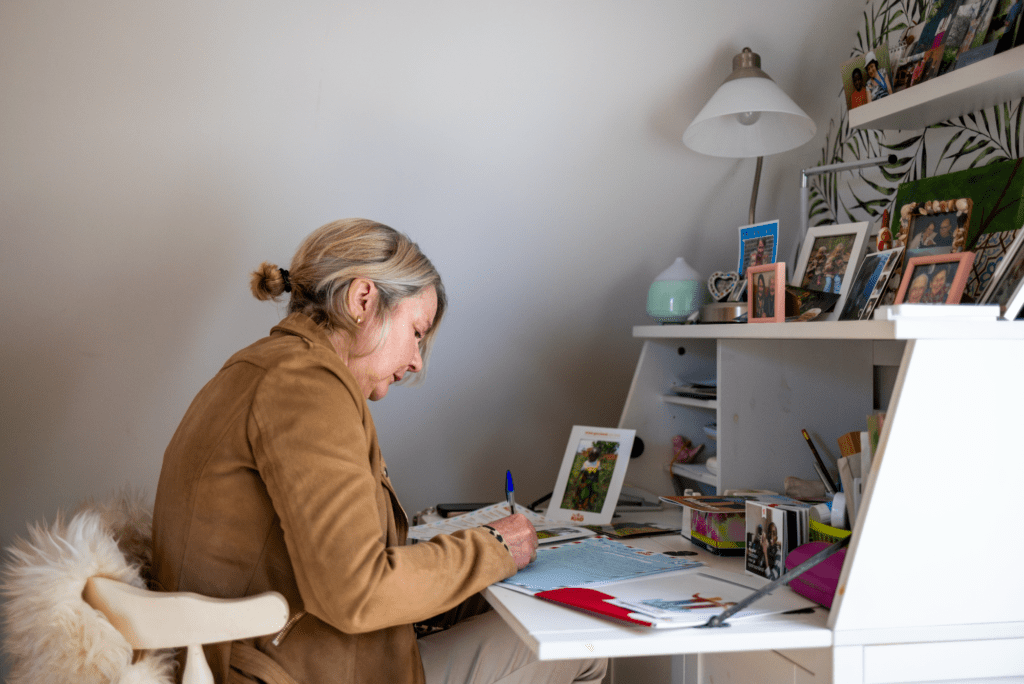 Jeanette schrijft graag naar haar sponsorkind - Red een Kind